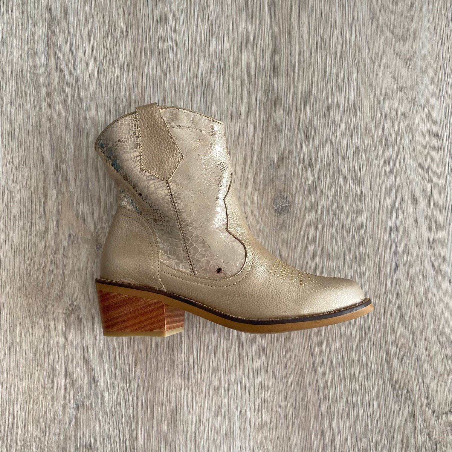 Botas texanas doradas en cuero | Calzado Nanys